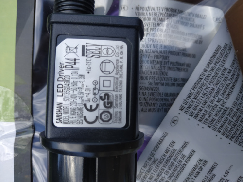 Jak włączać/wyłączać lampki LED przez gniazdko sterowane za pomocą Wi-Fi?